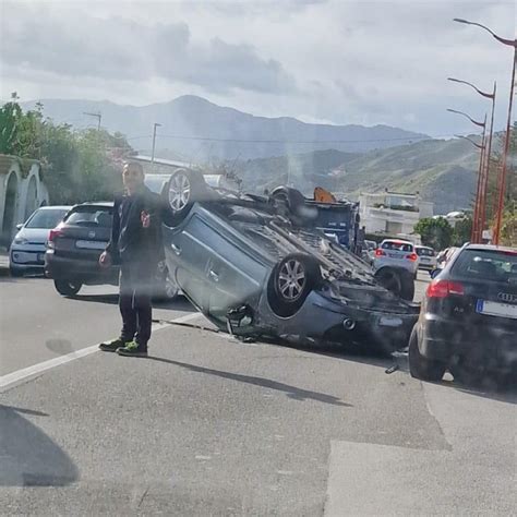 Messina Scontro Fra Due Auto A Sant Agata Una Si Ribalta Tre Feriti