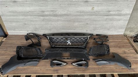 PEUGEOT 3008 II GRILL ATRAPA ŚLIZG KRATKA MOCOWANIE ZDERZAK 2016