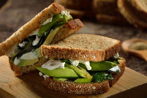 Sándwich Aguacate Queso azul y Espinacas