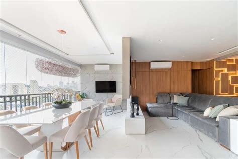 Painel de madeira LED traz volume e charme para este apê de 165m²