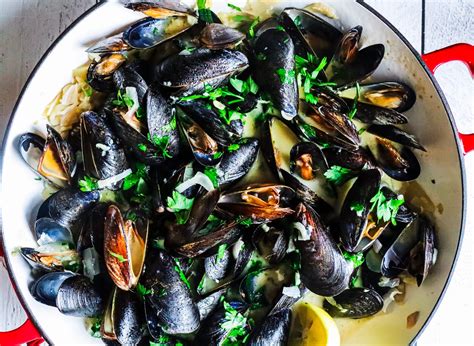 Steamed Mussels In A Creamy Garlic White Wine Sauce