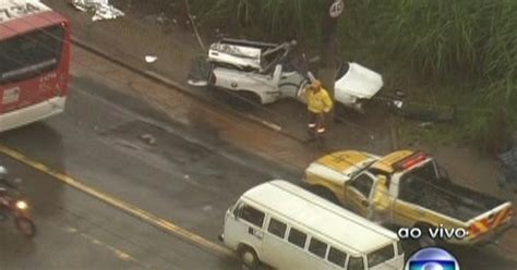 G1 Carro bate em poste e mata dois na Zona Leste de SP notícias em