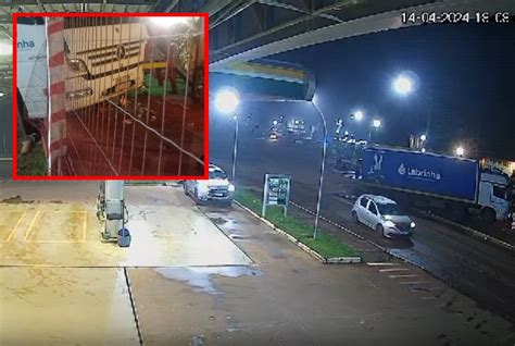 Motorista bêbado perde controle de caminhão e invade Vila do Chocolate