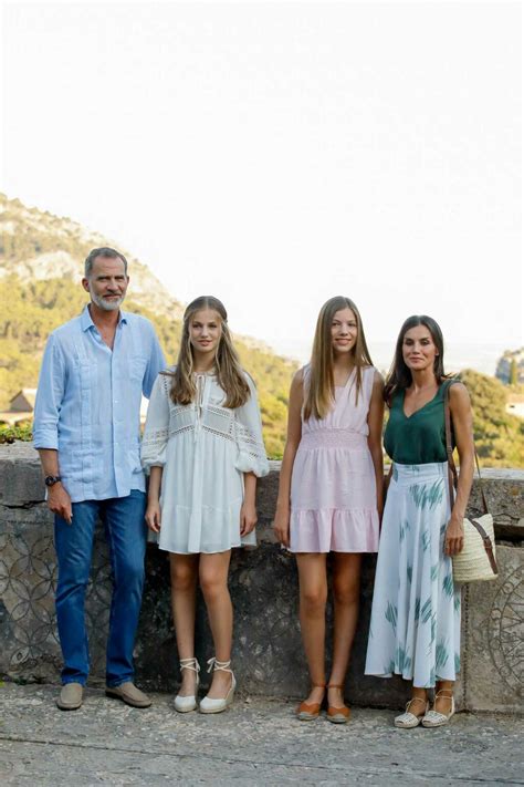 La Famille Royale D Espagne Visite La Chartreuse De Valldemossa Pendant