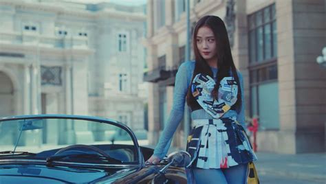 All The Stunning Looks That Jisoo Wore In The Music Video For Flower