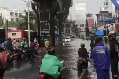 Jakarta Diguyur Hujan Deras 10 Ruas Jalan Tergenang Banjir