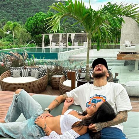 Namorada De Neymar Bruna Biancardi Faz Foto Exibindo Barriga Da