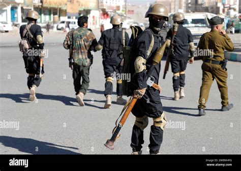 Sanaa Sanaa Yémen 11 janvier 2024 Les soldats houthis marchent lors