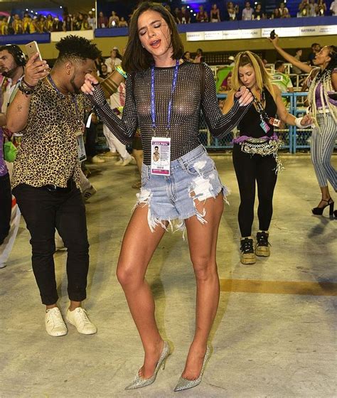 Marquezine deixa seios à mostra look ousado na Sapucaí Marechal