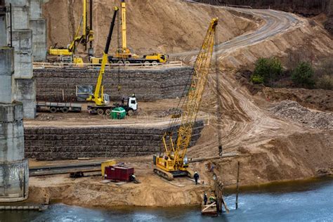 Construção Ou Reconstrução De Uma Ponte De Betão De Autoestrada Sobre