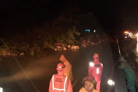Hujan Deras Tebing Longsor Tutup Akses Jalur Tol Semarang Solo