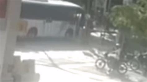 Vídeo motociclista que levava jovem atropelado por ônibus furou sinal