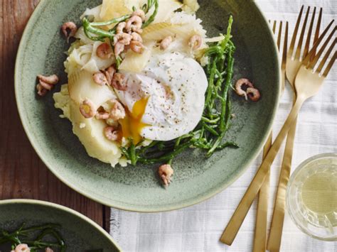 Karnemelkpuree Met Zeekraal Gerookte Heilbot En Gepocheerde Eitjes