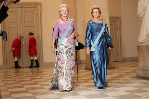 Desfile de tiaras y vestidos de gala en Copenhague en la recepción por