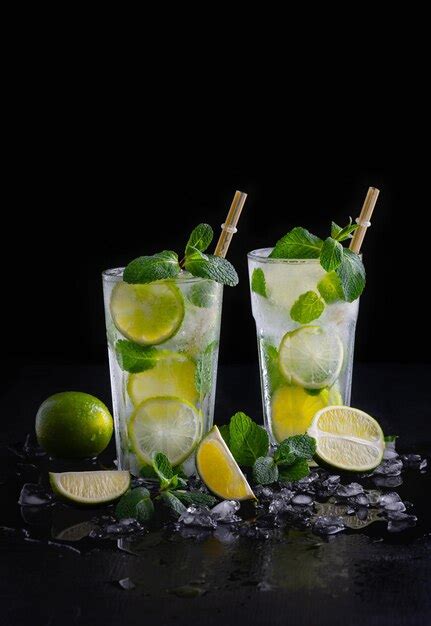 Refrescante cóctel alcohólico de verano mojito con hielo menta fresca