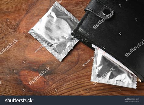 217 Imágenes De Condom In Wallet Imágenes Fotos Y Vectores De Stock Shutterstock