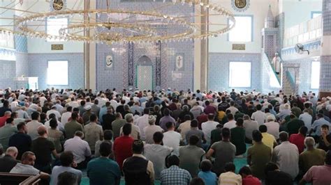 Depremde hasar gören cami yeniden ibadete açıldı