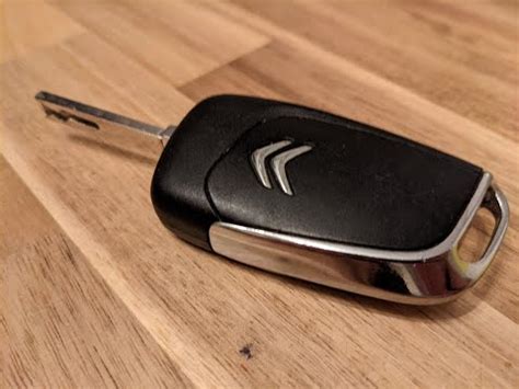 Comment ouvrir la télécommande et remplacer la pile de la Citroen C4