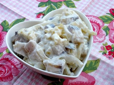 Śledzie w śmietanie z ogórkiem jabłkiem i cebulą Blog kulinarny