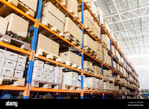 Filas de estantes con cajas en modernos almacenes Fotografía de stock