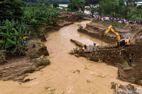 Perbaikan Tanggul Sungai Tuntang Yang Jebol ANTARA News