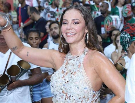 Paolla Oliveira se joga no crochê paetê para cair no samba