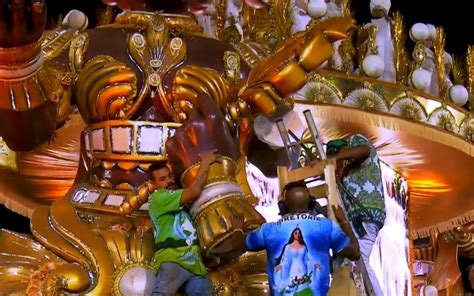 Carnaval Parte de carro alegórico da Mancha Verde cai e atrasa desfile