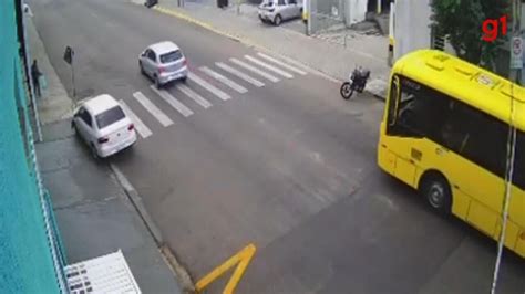 Motorista B Bado Preso Ap S Derrubar Motos Bater Em Carros E Nibus
