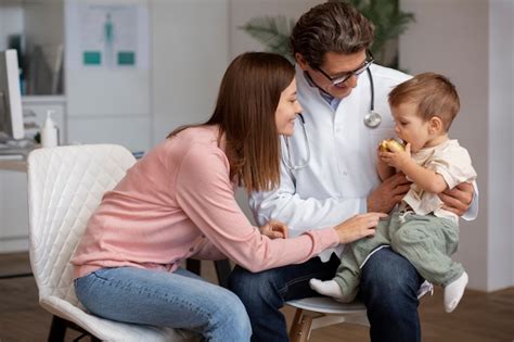 Jeune Mère Avec Son Enfant Chez Le Pédiatre Pour Un Examen Physique