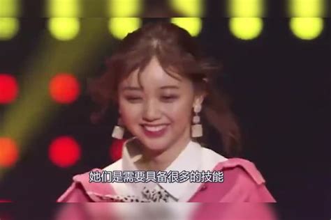 美女模特走秀出现失误衣服不小心滑落她的举动值得点赞 举动 衣服 失误