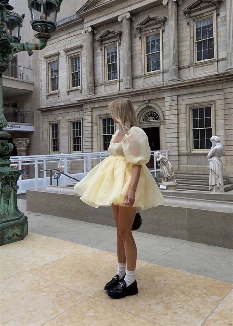 Cómo llevar el estilo coquette la nueva tendencia del 2024 Glamour