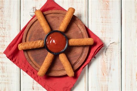 Palitos De Queijo Mussarela Empanados Ketchup Foto Premium