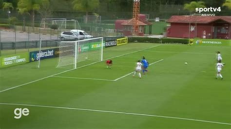 Aos 39 min do 2º tempo gol de dentro da área de Thays do São Paulo