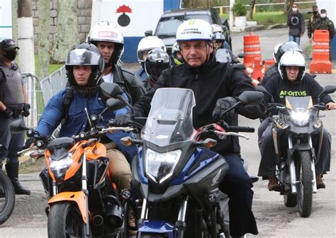 Bolsonaro passeia de moto capacete sem viseira e sem máscara em