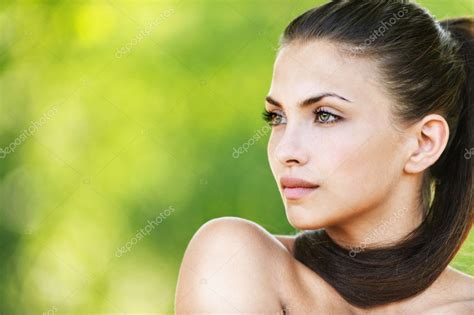 Filles nues aux cheveux noirs Nerée