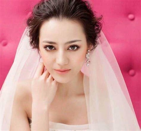 迪丽热巴出道前婚纱写真曝光大眼迷人颜值在线只是偏成熟了点