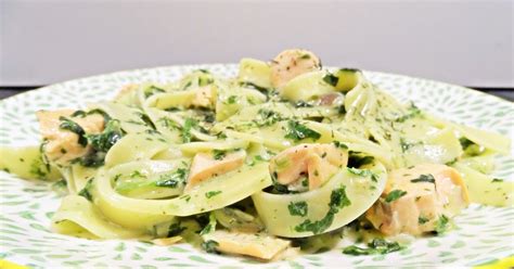 Julis Welt Bandnudeln mit Lachs in Spinat Sahne Soße schnell und