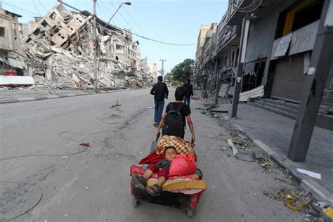 Pictures Of Civilians Caught In Israel Hamas Crossfire The Etimes