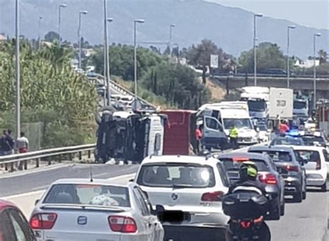 El vuelco de un camión en Cancelada provoca retenciones hasta la
