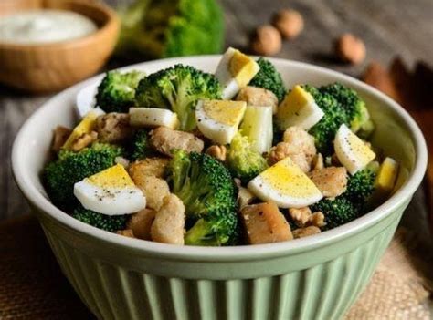 Ensalada de pollo con huevo y brócoli de 123 Kcal Receta fácil en la