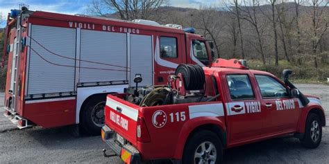 Due Incendi Sull Etna E Vigili De Fuoco Al Lavoro Nella Zona Di Pedara