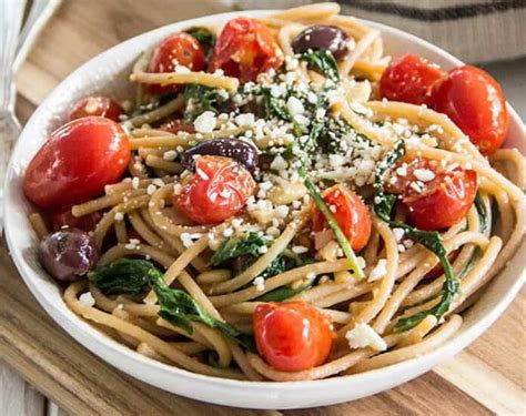 Spaghettis aux tomates cerises et feta plat de pâtes pour votre dîner
