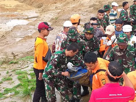 Prajurit TNI AD Terjun Bantu Bencana Longsor Di Sukabumi