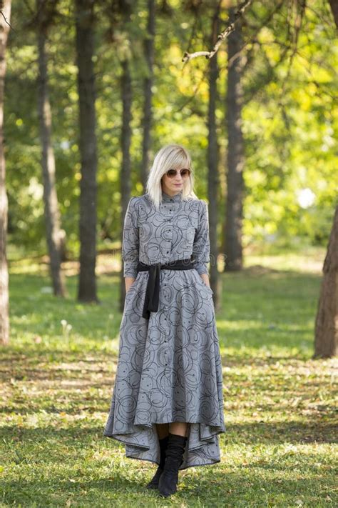 Plenerowy Moda Portret M Oda Pi Kna Kobieta Pozuje W Lato Zieleni Parku