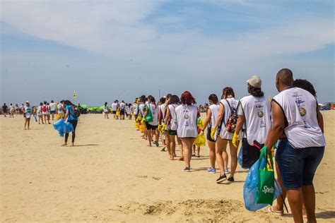 130 voluntários se unem para limpeza de praia em Santos
