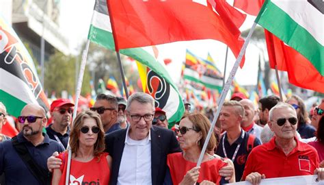 In migliaia alla manifestazione della Cgil a Roma Landini È il