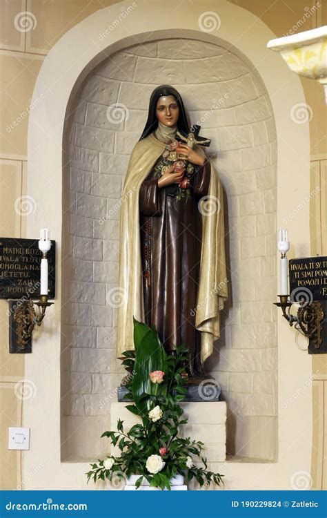 St Petersburg Teresastatue In Der Kirche Von St Peter Im Ivanic