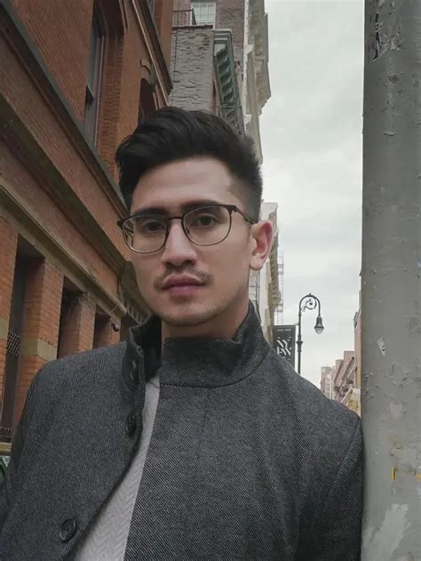 10 Potret Verrell Bramasta Tampil Berkumis Disebut Makin Dewasa Hot