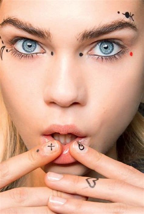 Grifes Apostam Em Tatuagens E Piercings Faciais Nas Passarelas