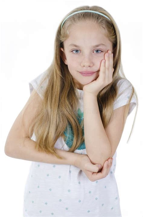 Niña Pequeña Con Dolor De Muelas Retrato Emocional De Una Chica